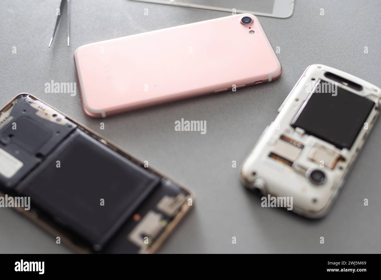 Dismantle mobile phone hi-res stock photography and images - Alamy