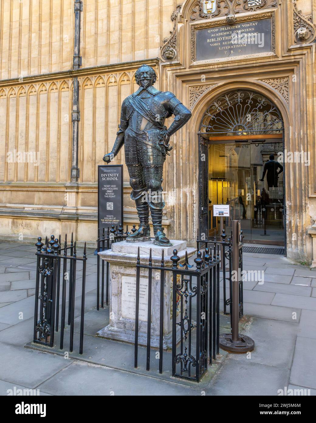 Harry potter statue hi-res stock photography and images - Alamy