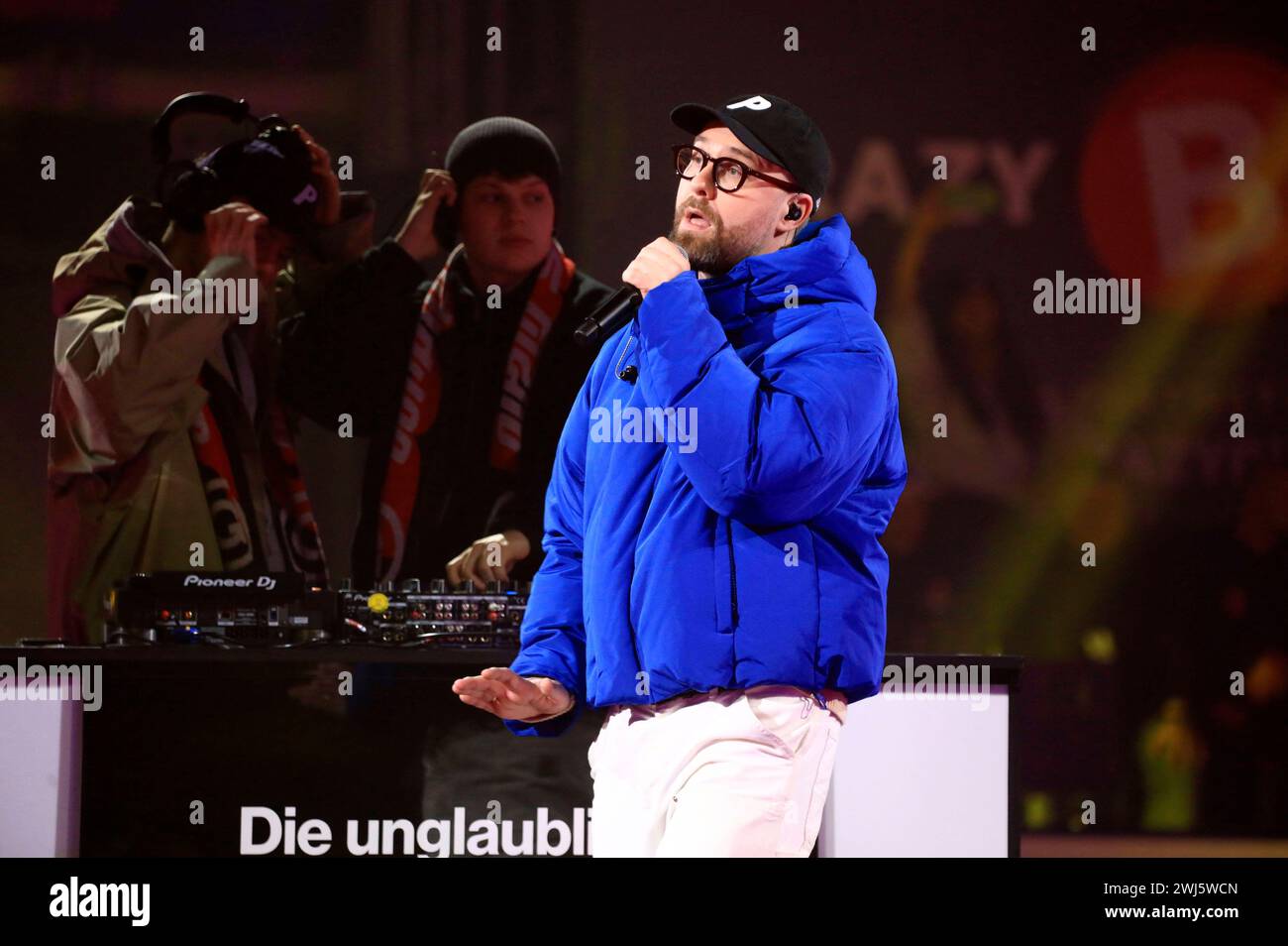 Mark Forster in der TV Show American Ice Football in der SAP Arena ...