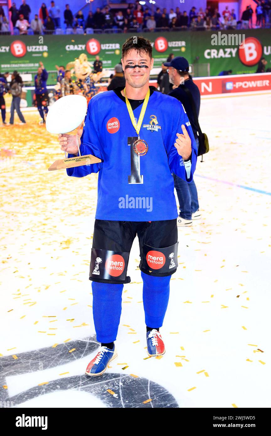 Alexander Haupert in der TV Show American Ice Football in der SAP Arena ...