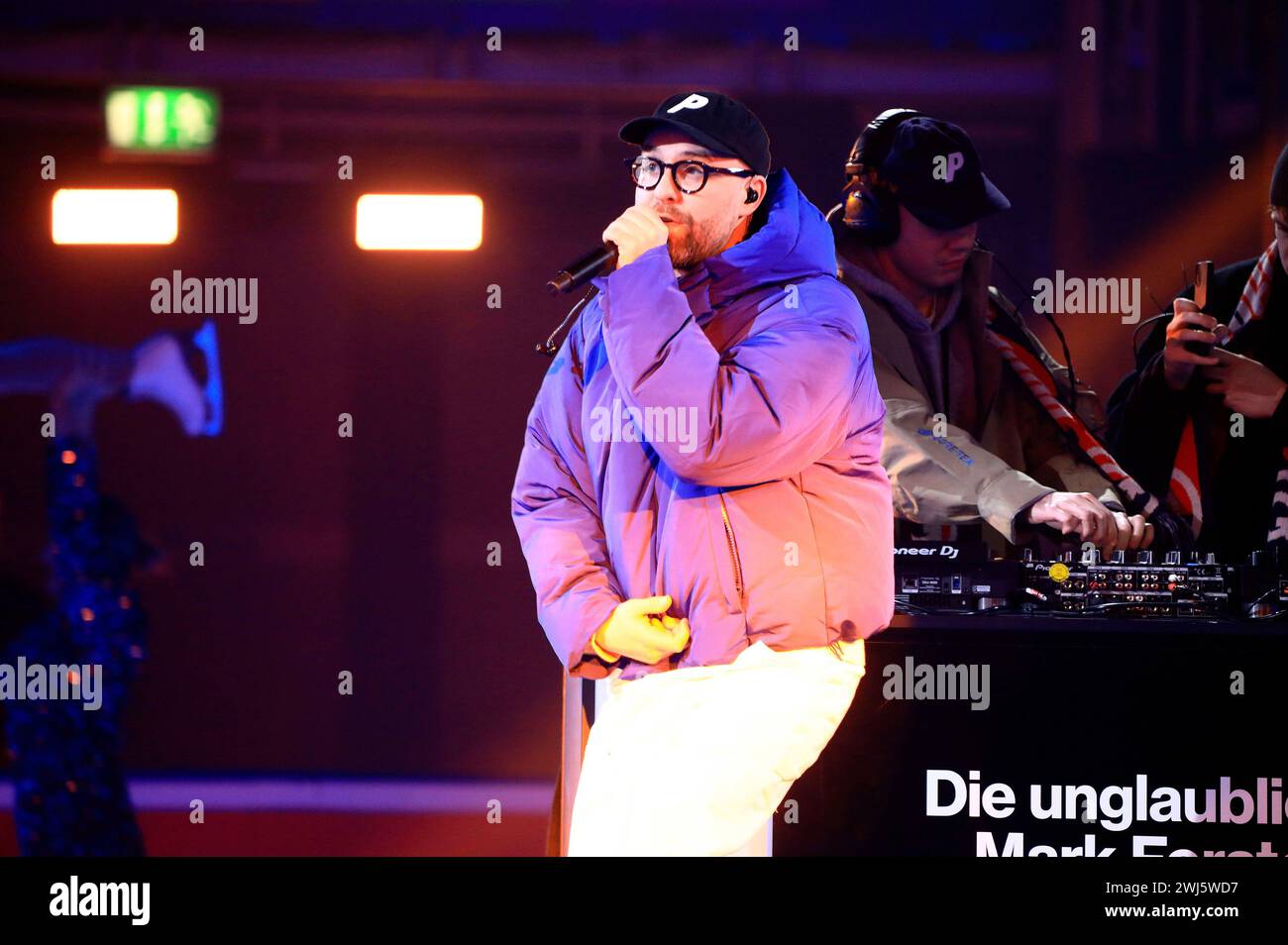 Mark Forster in der TV Show American Ice Football in der SAP Arena ...