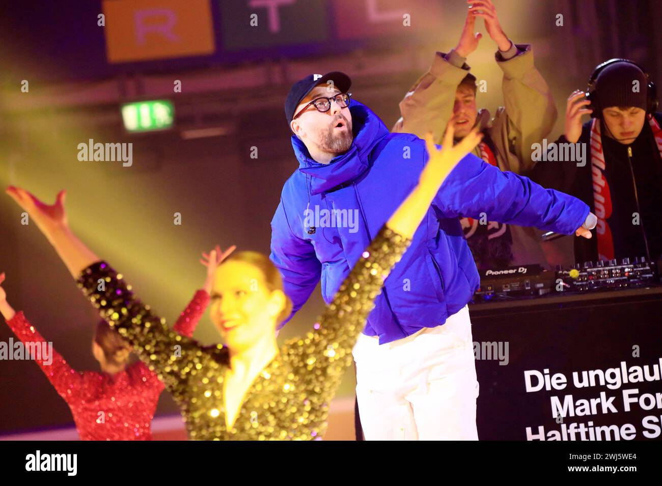 Mark Forster in der TV Show American Ice Football in der SAP Arena ...