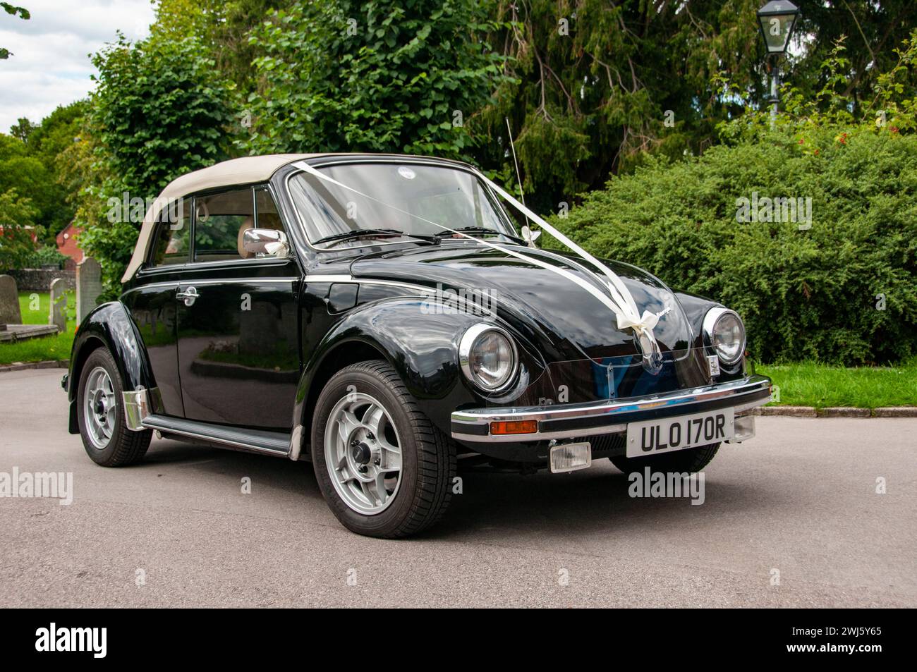 Wedding car with ribbons Stock Photo - Alamy
