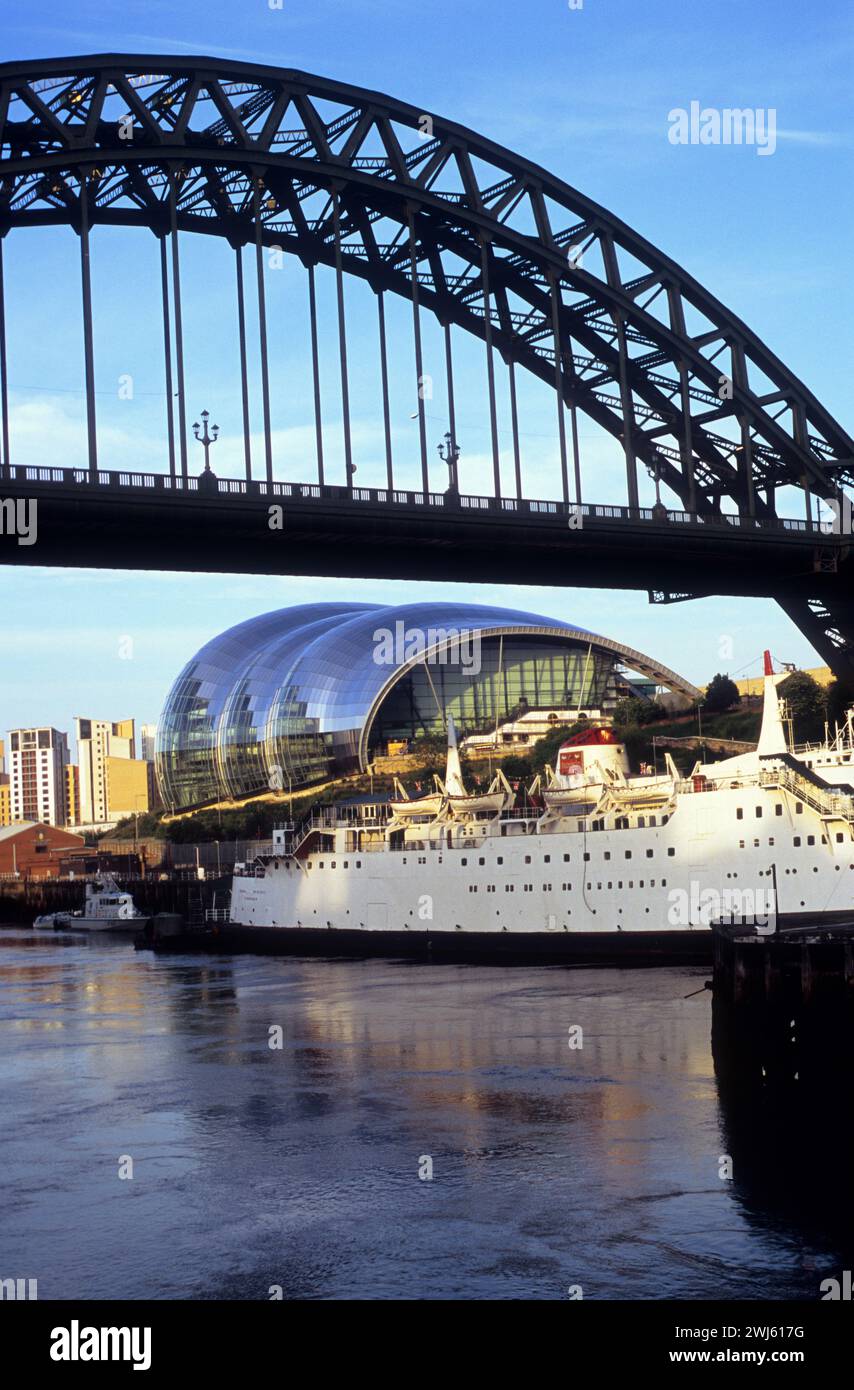 UK, Newcastle upon Tyne, the river Tyne and the Tyne bridge, with the ...