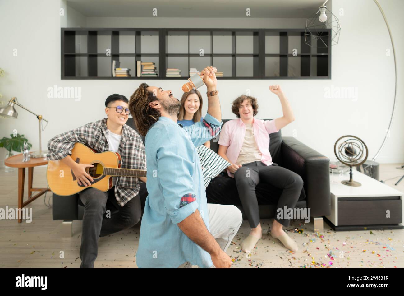 Women singing together hi-res stock photography and images - Alamy