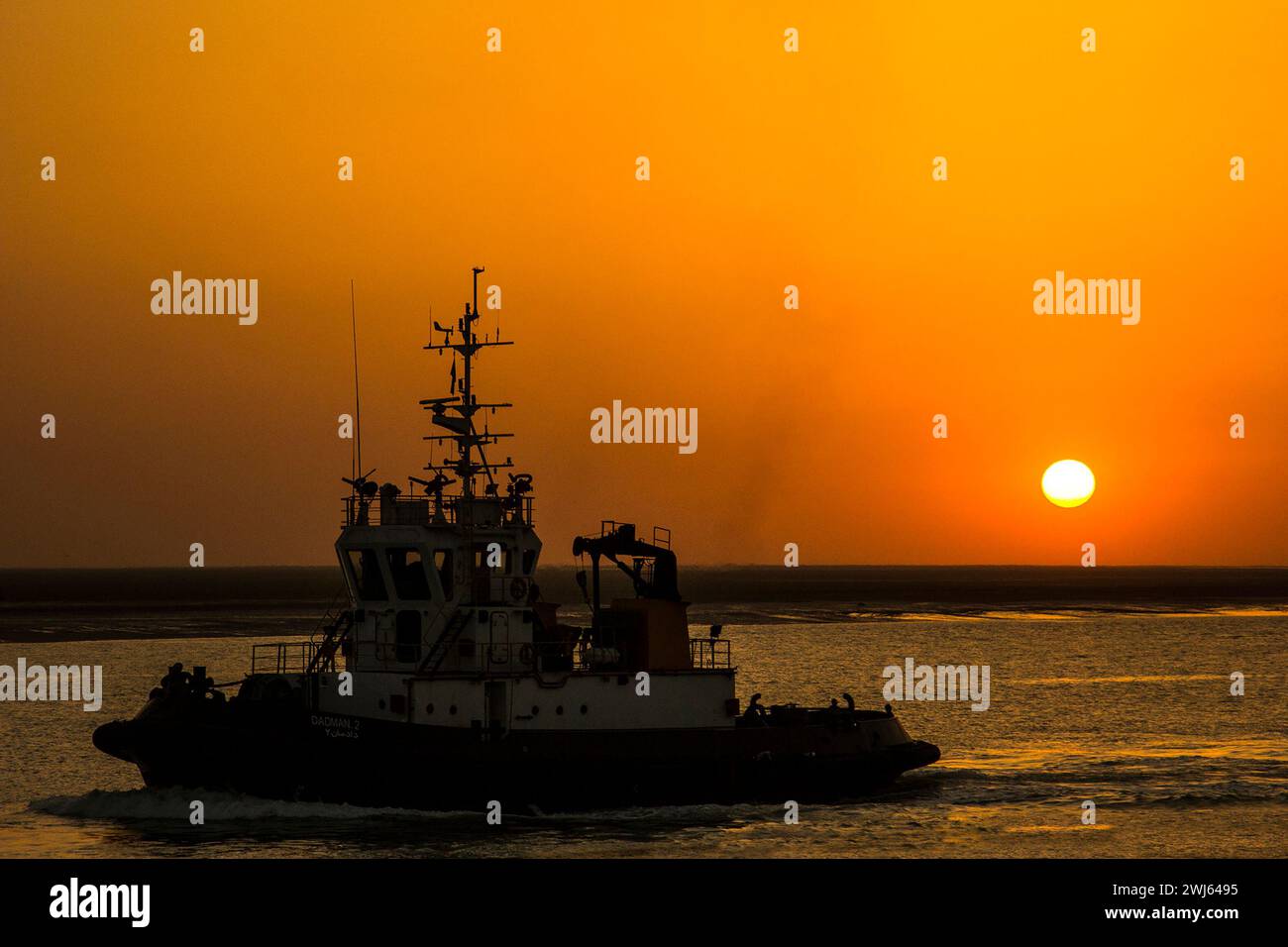 Tugboat waves hi-res stock photography and images - Alamy