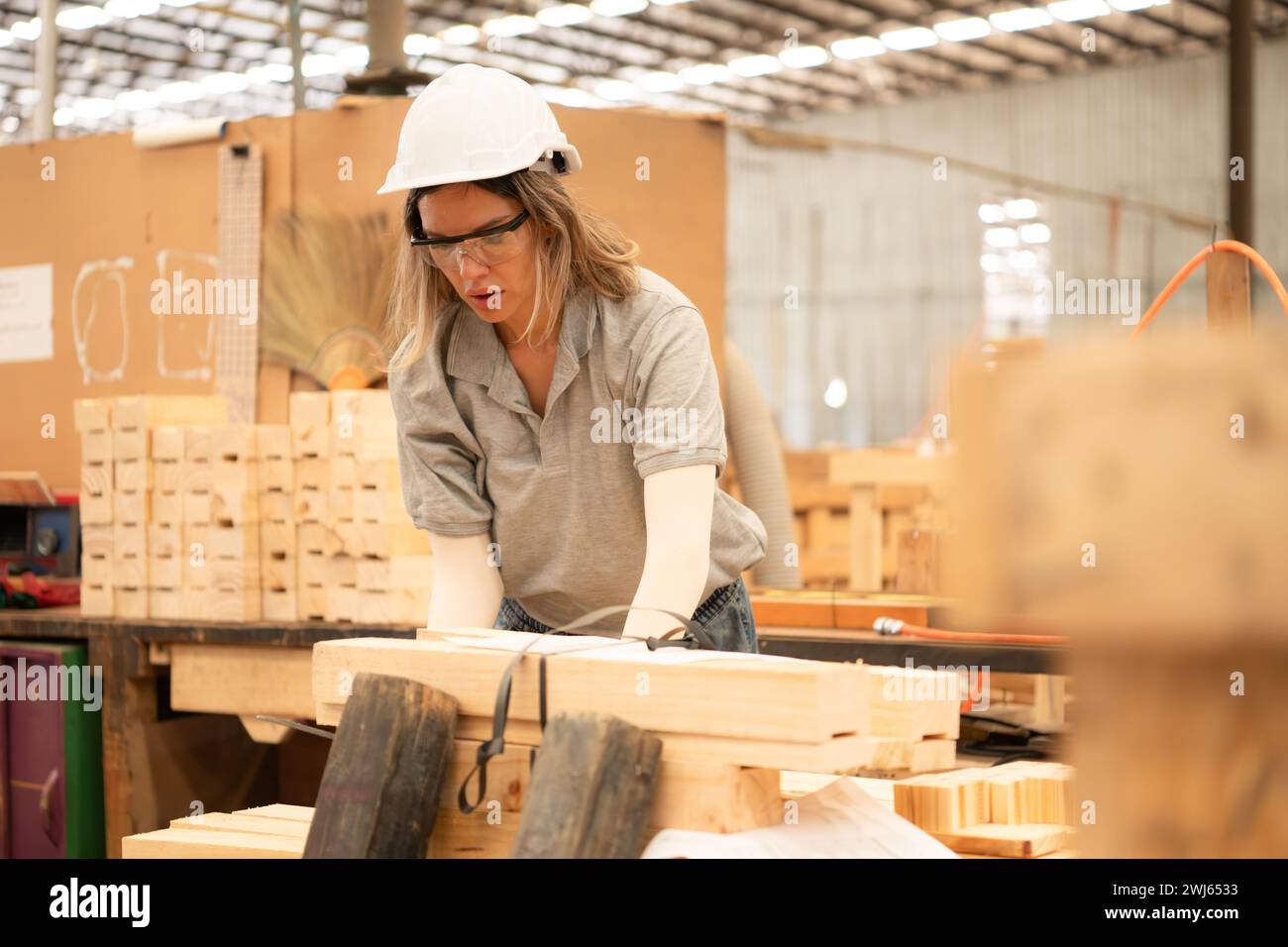 Woman wood work angle grinder hi-res stock photography and images - Alamy