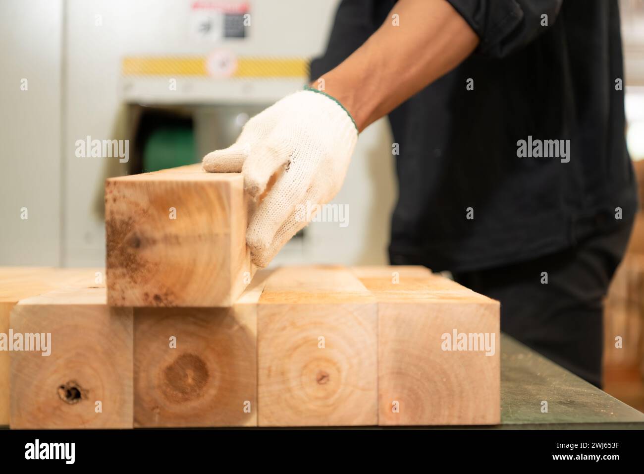 A man sawing wood hi-res stock photography and images - Alamy
