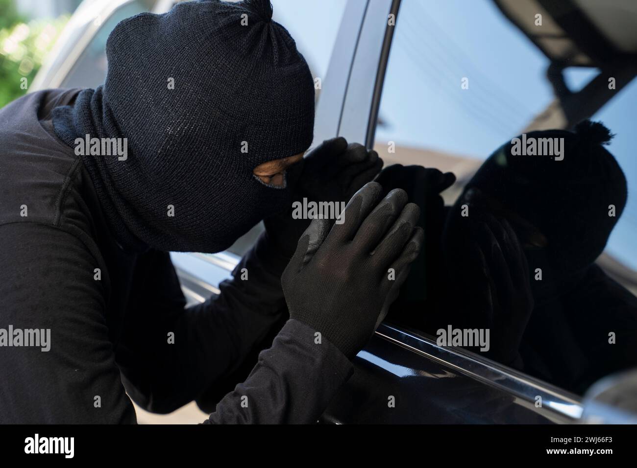 Man peeking window hi-res stock photography and images - Alamy