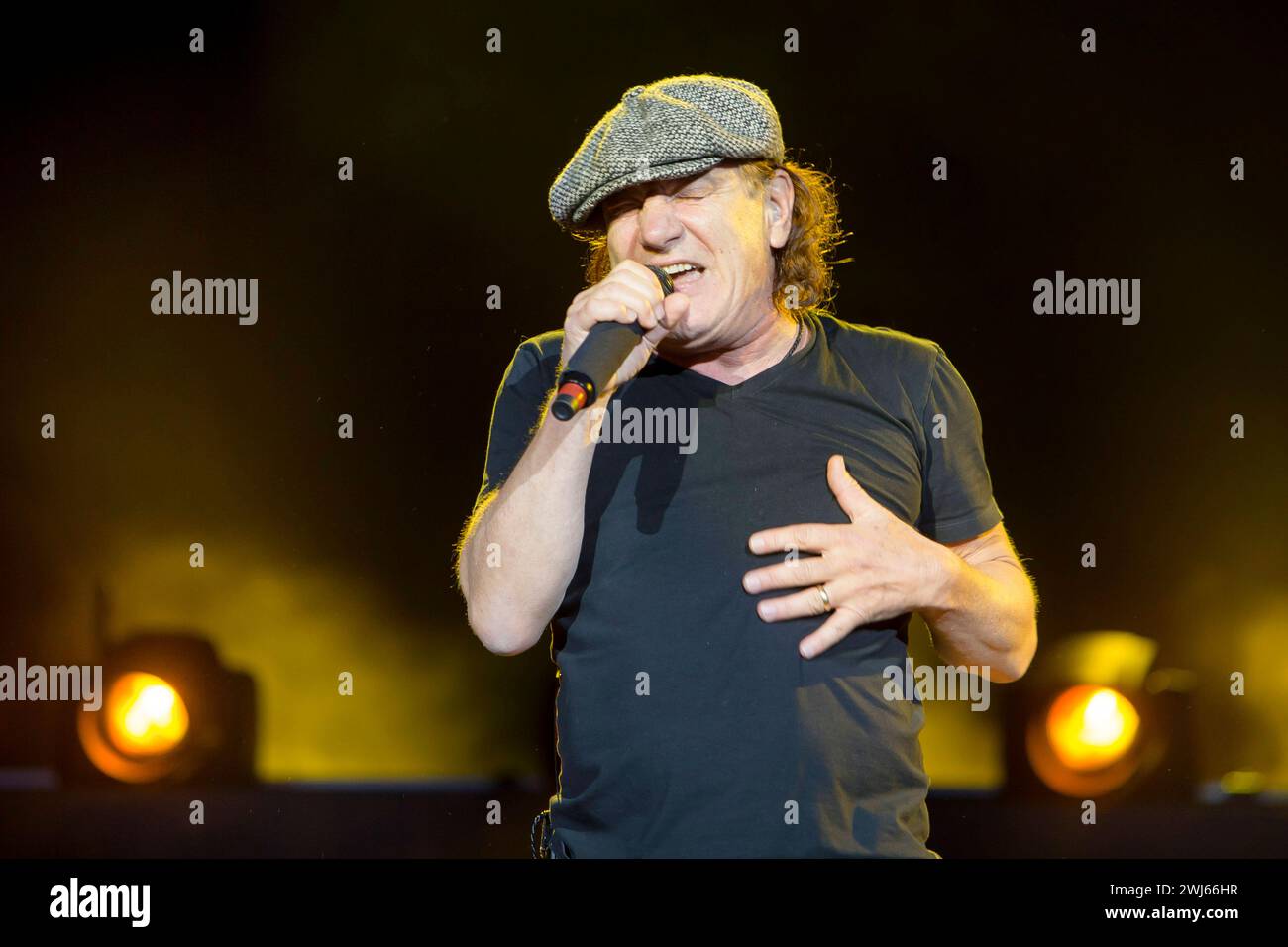 Die australische Rockband AC/DC mit Sänger Brian Johnson 67, mit Mütze ...