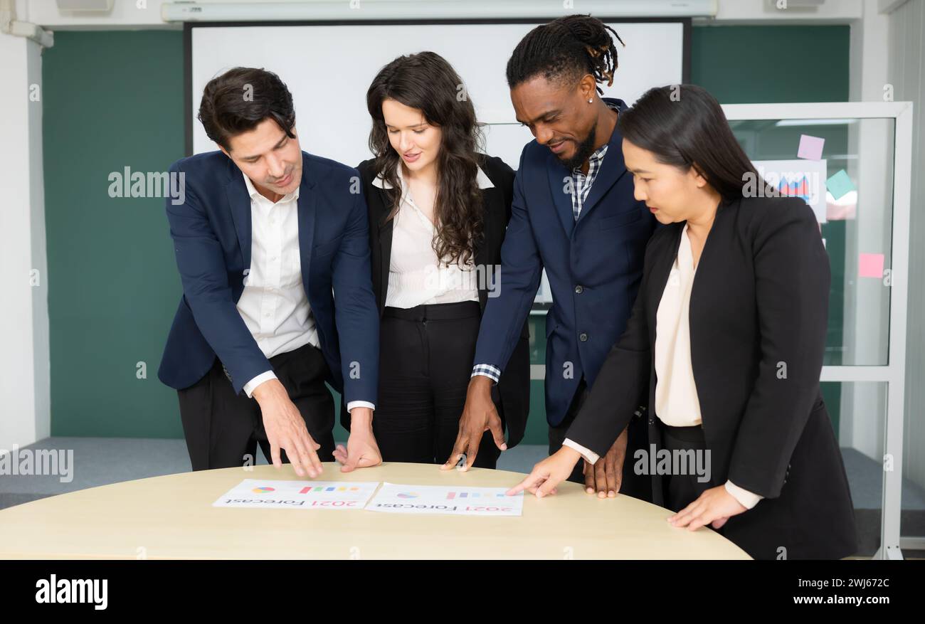 Woman presentation graphs charts hi-res stock photography and images ...