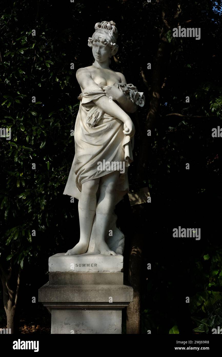 Four seasons garden statue hi-res stock photography and images - Alamy