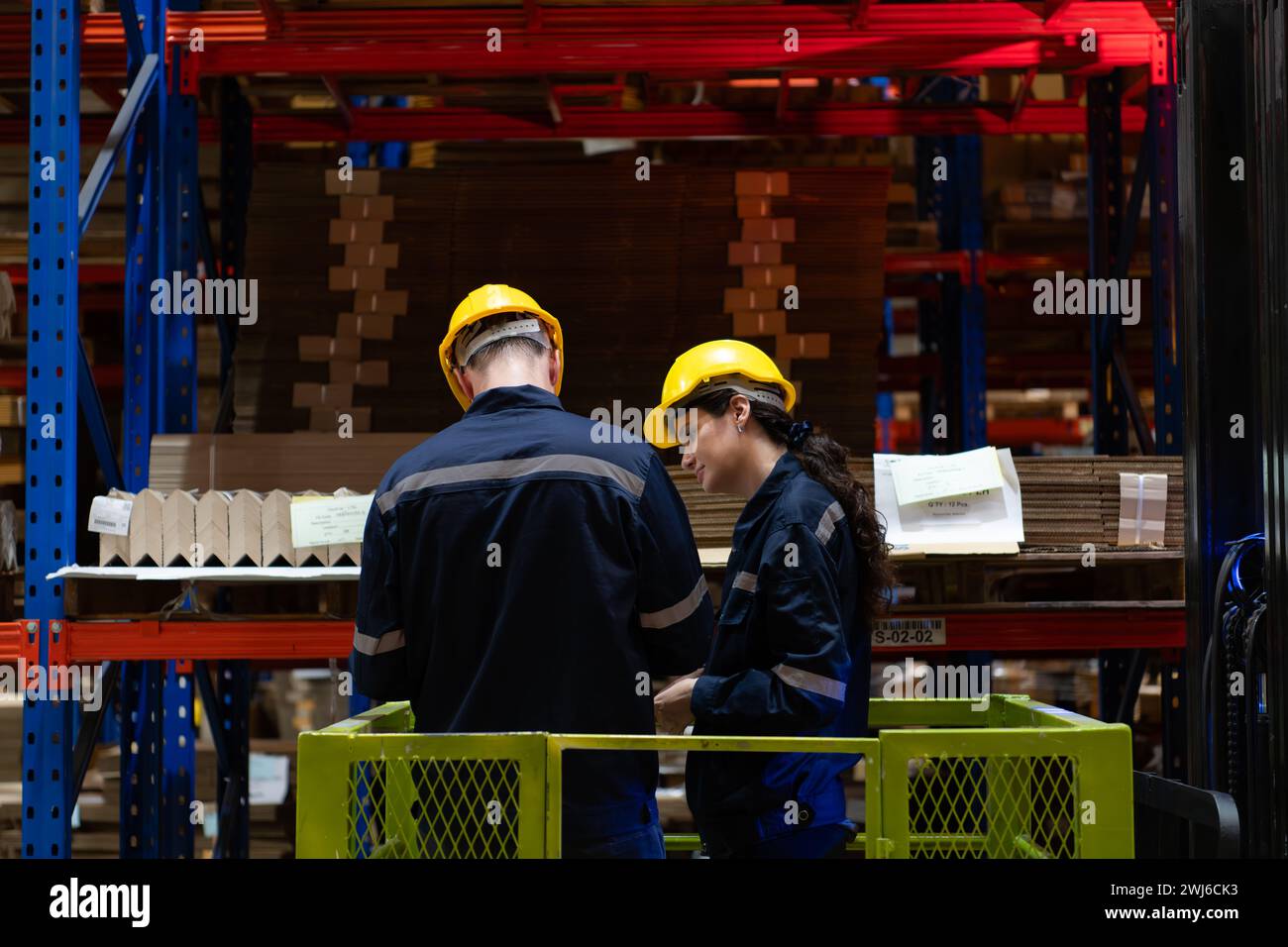 Engineer using tablet control hi-res stock photography and images - Alamy