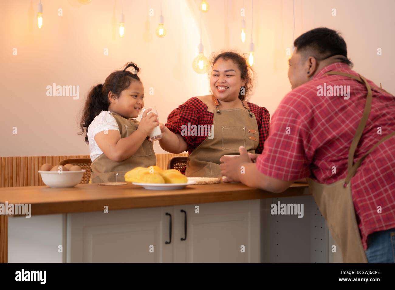 A plus-size family with a father wearing a prosthetic leg, Eat together ...