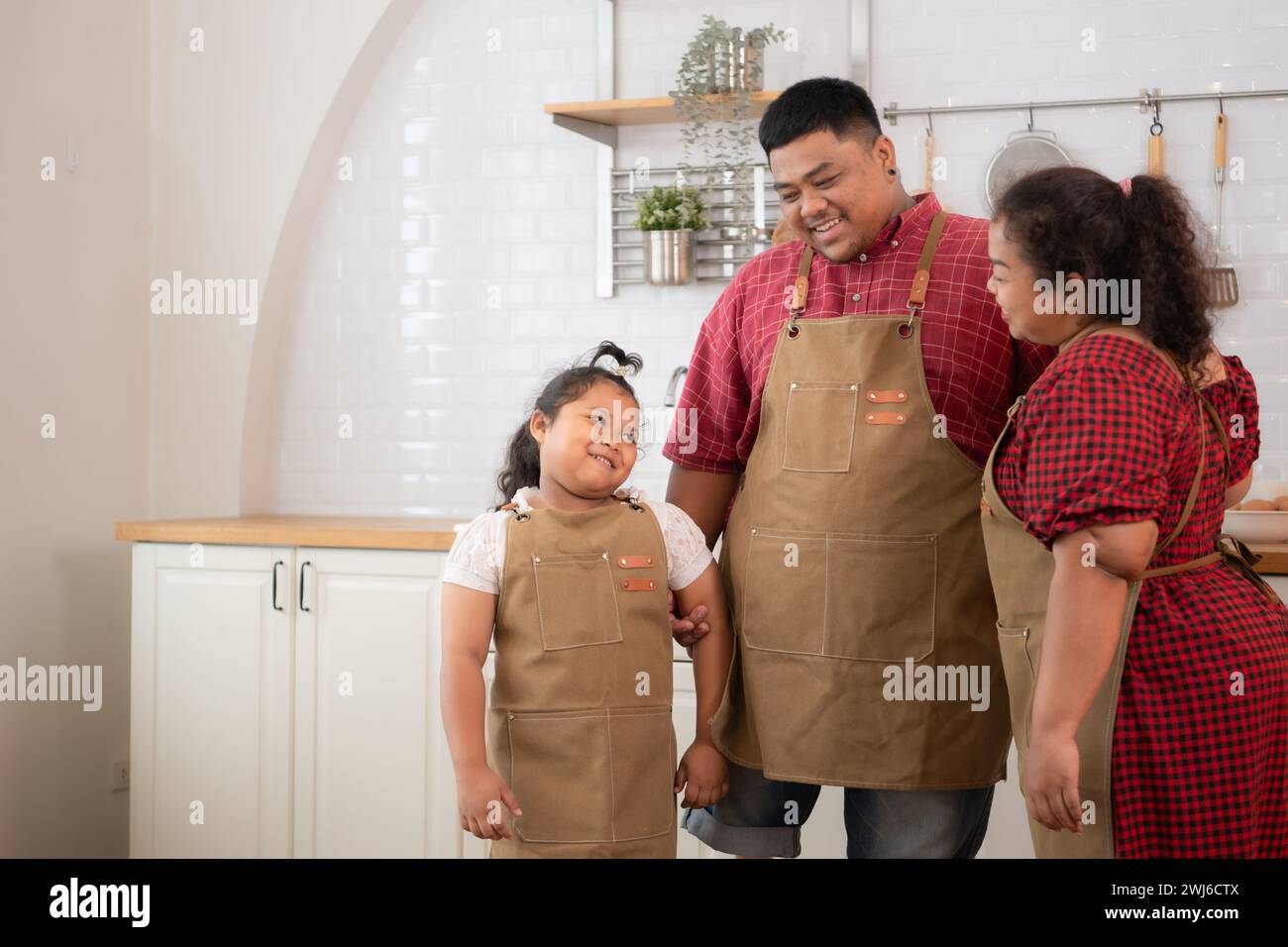 A plus-size family with a father wearing a prosthetic leg, Eat together ...