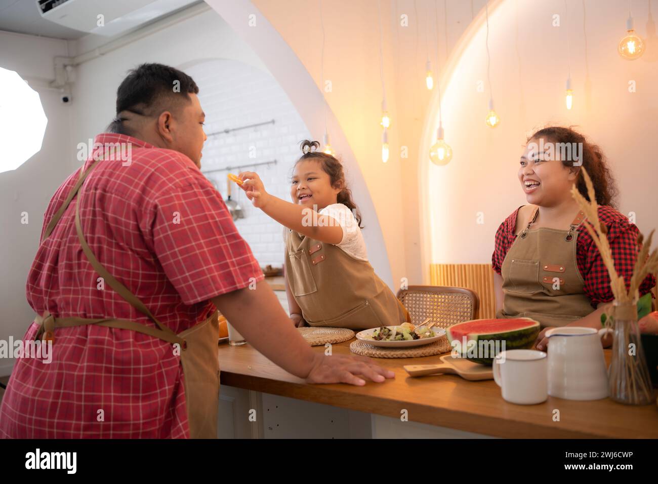 A plus-size family with a father wearing a prosthetic leg, Eat together ...