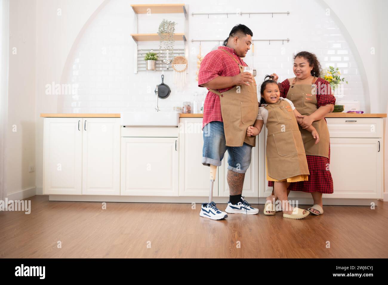 A plus-size family with a father wearing a prosthetic leg, Eat together ...