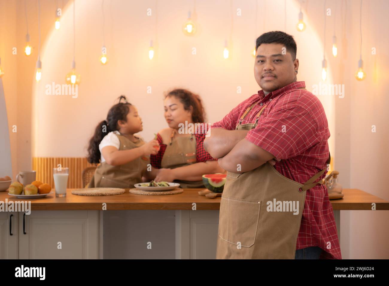 A plus-size family with a father wearing a prosthetic leg, Eat together ...