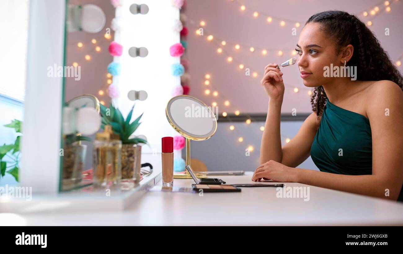 Teen girl in prom dress hi-res stock photography and images - Alamy