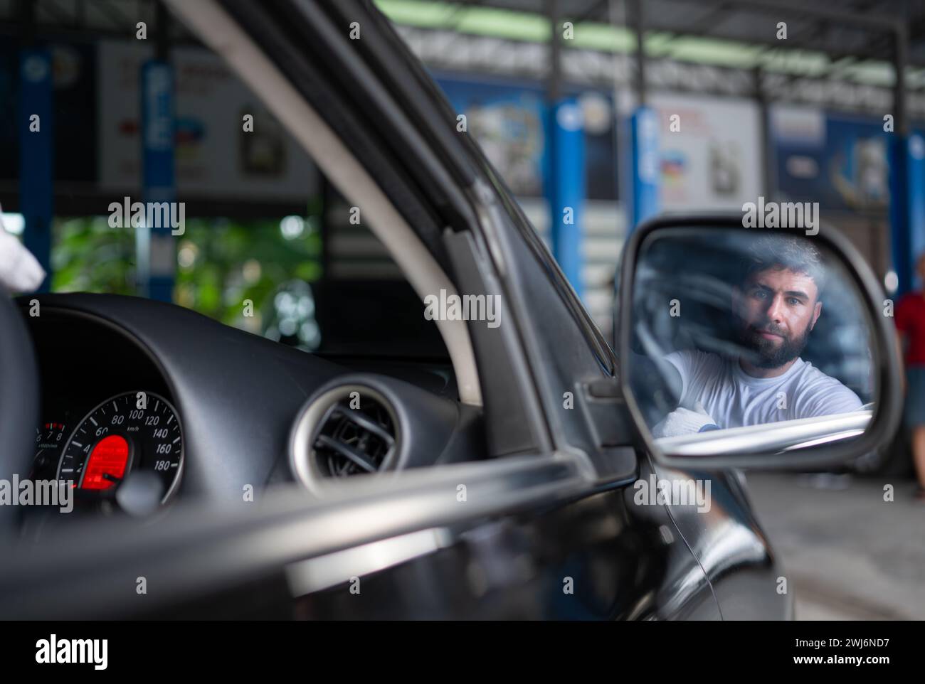Vehicle repair hi-res stock photography and images - Alamy