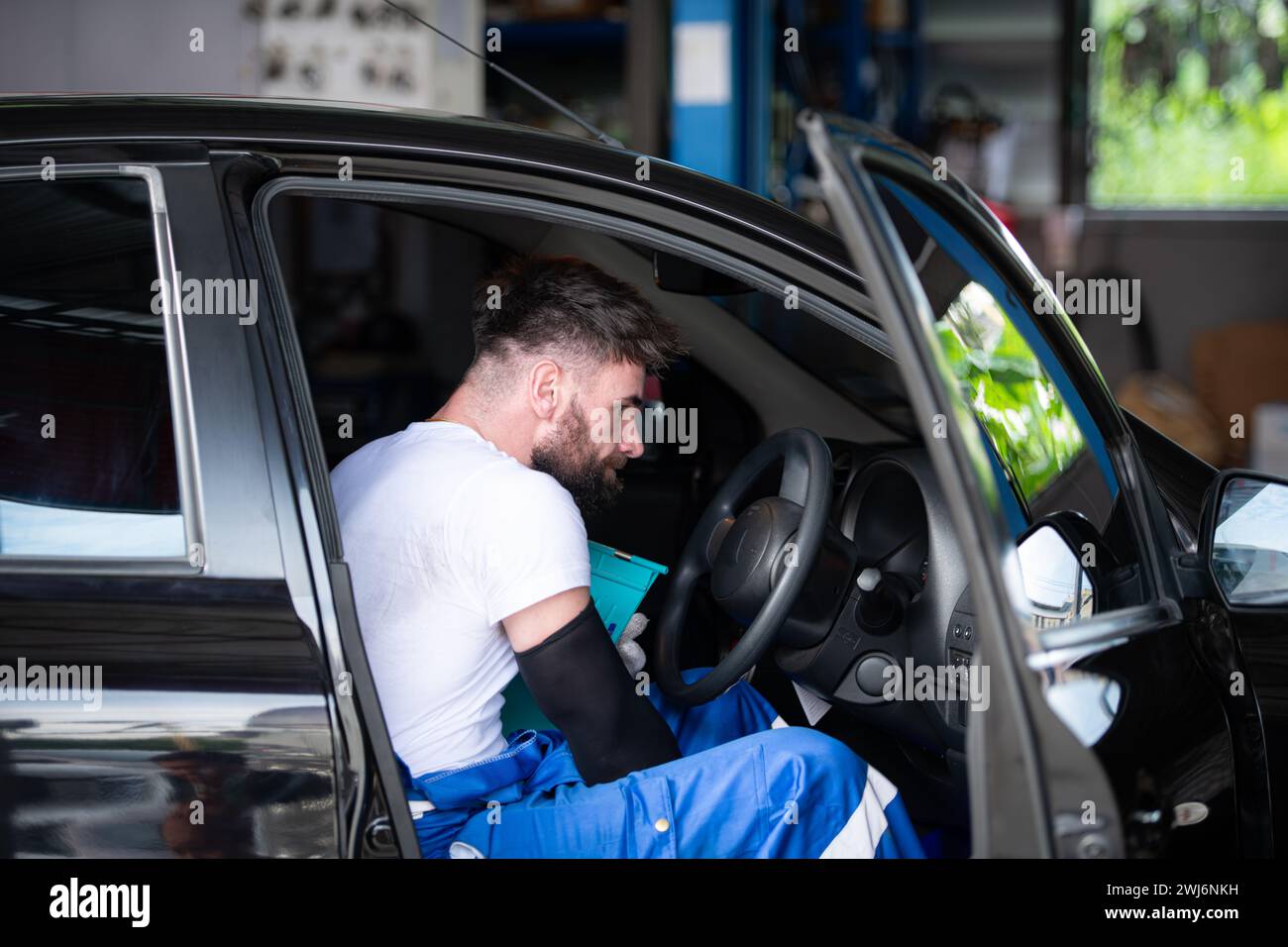 Vehicle repair hi-res stock photography and images - Alamy