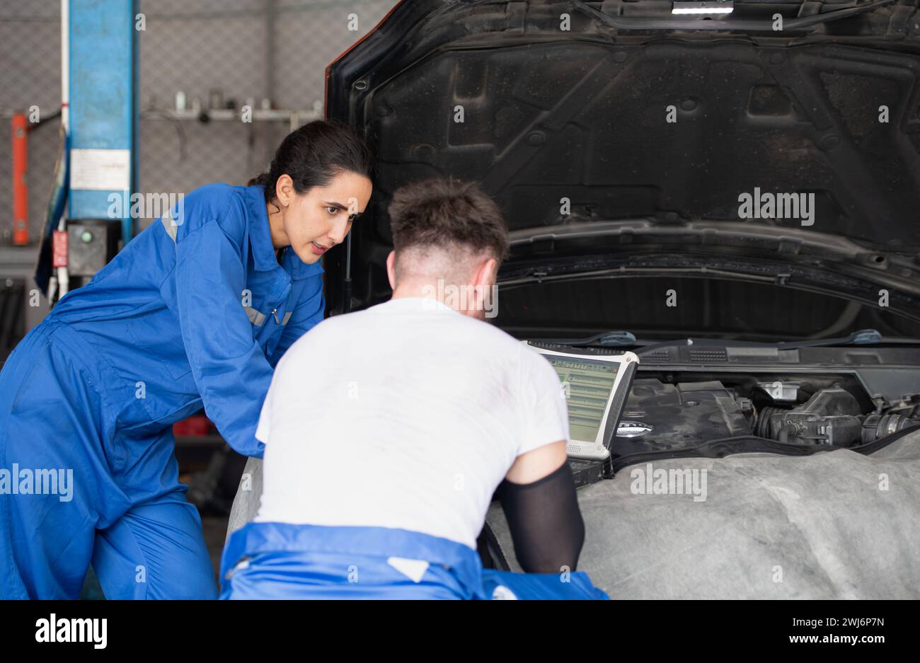 Mechanic woman working and man working hi-res stock photography and ...