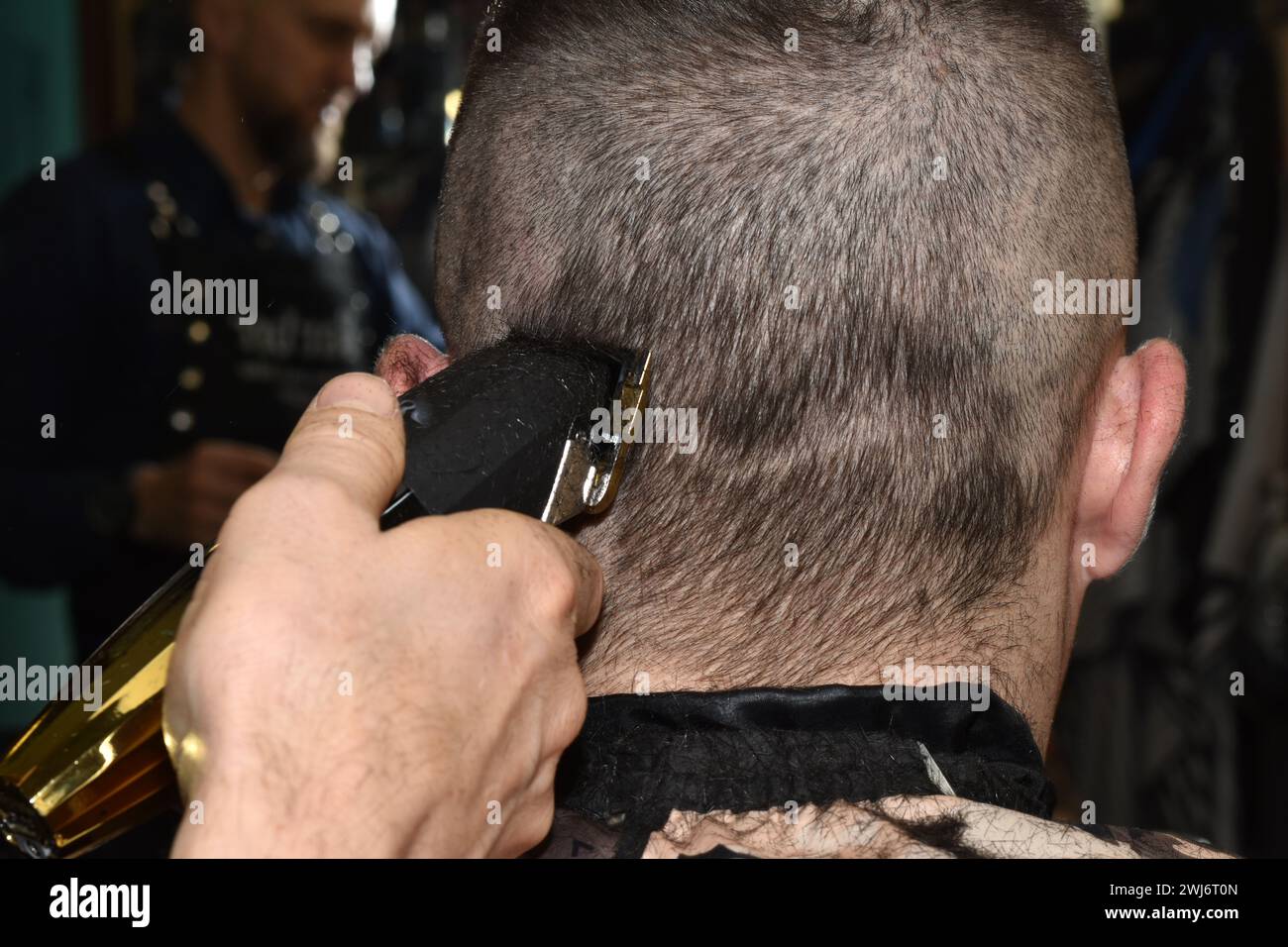 Back of mans head, long hair hi-res stock photography and images - Alamy