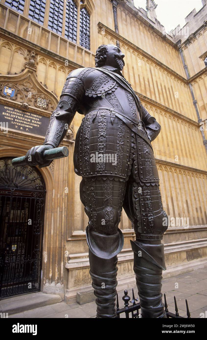 UK, Oxfordshire, Oxford, statue of Wiliam Herbert at the Bodleian ...
