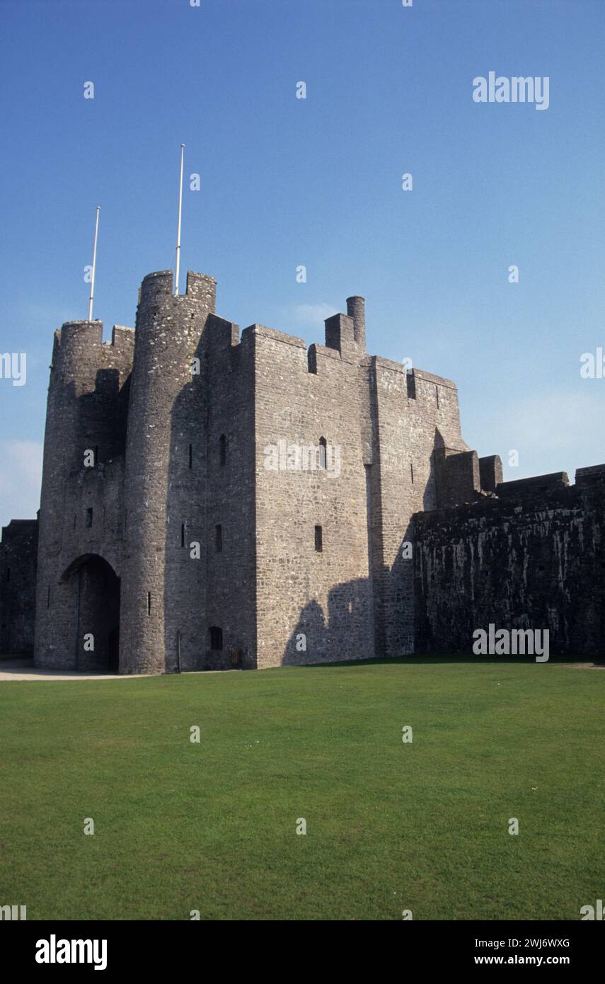 Castle main gate hi-res stock photography and images - Alamy