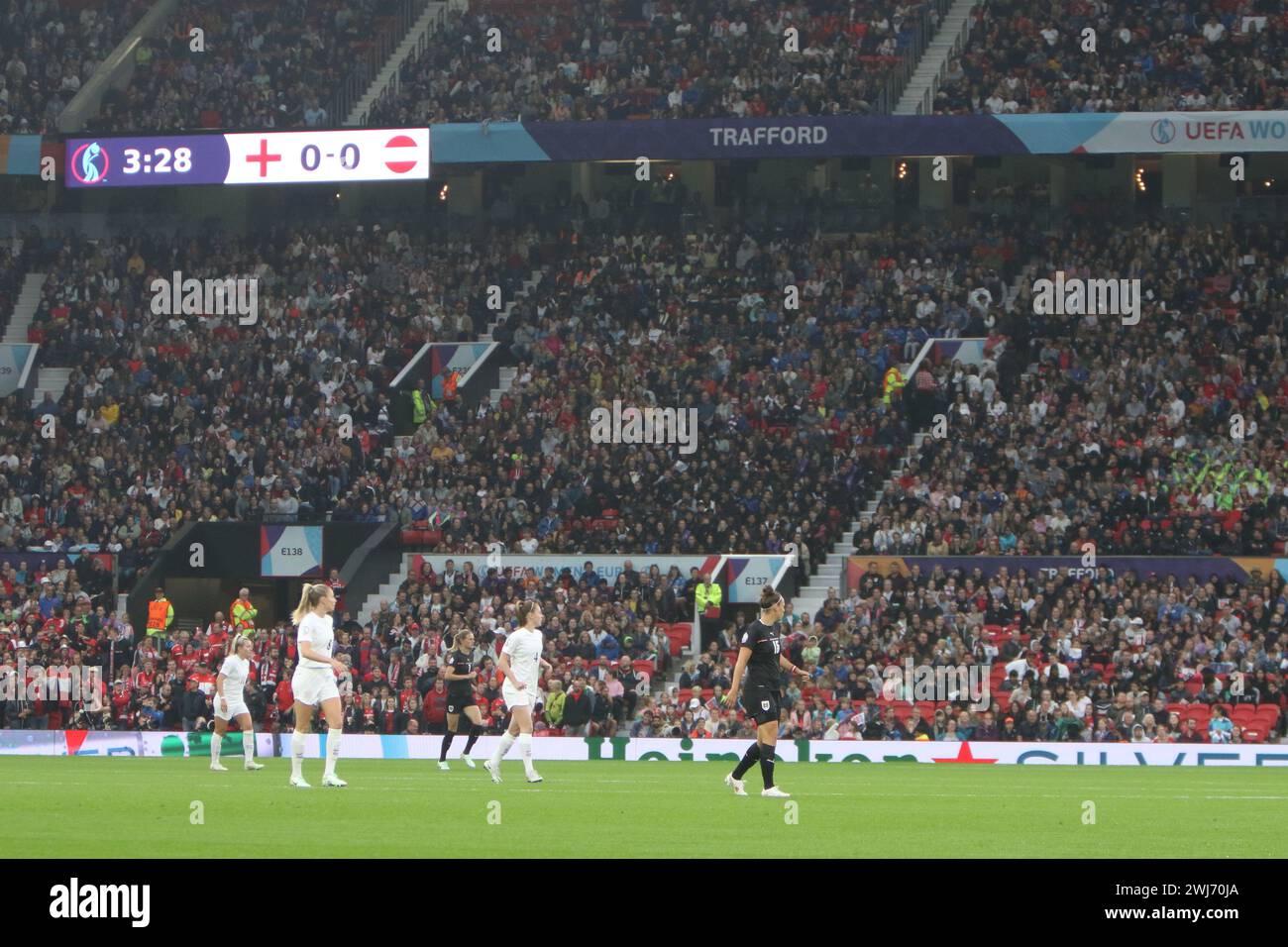 Old trafford crowd hi-res stock photography and images - Alamy