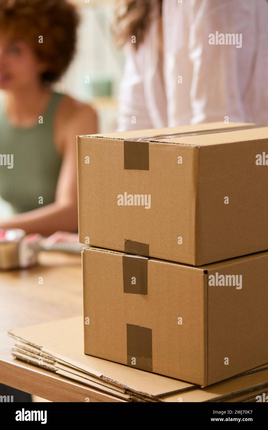 Online dispatch hi-res stock photography and images - Alamy