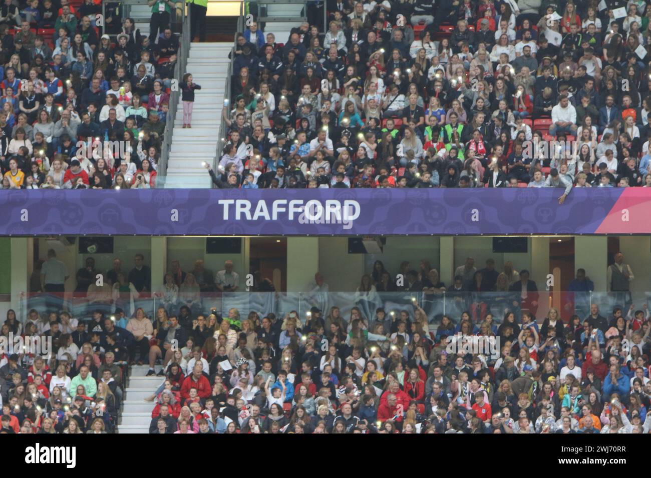 Old trafford crowd hi-res stock photography and images - Alamy