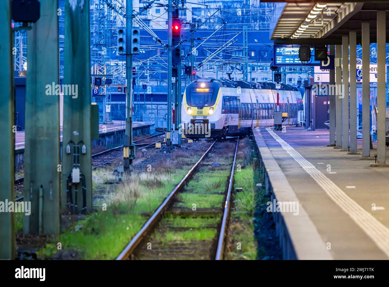 Hauptbahnhof Stuttgart mit einfahrendem Regionalzug, Bahnsteig mit ...