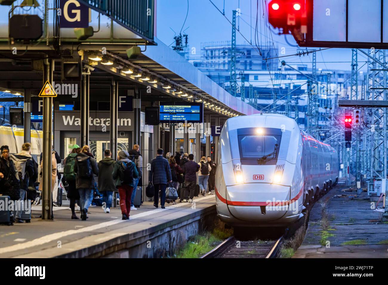 Hauptbahnhof Stuttgart mit einfahrendem ICE, Bahnsteig mit Fahrgästen ...