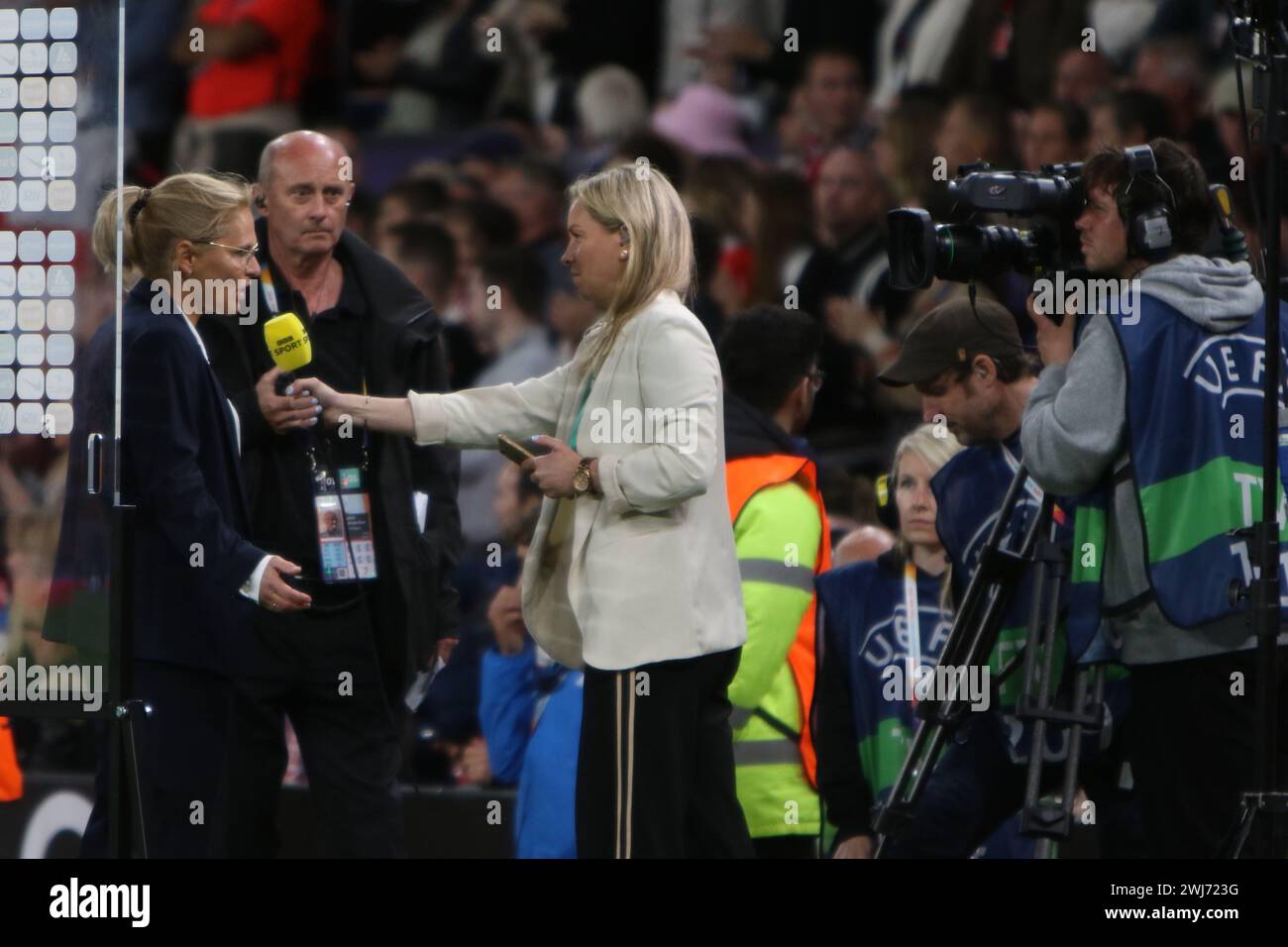 Pitchside interview hi-res stock photography and images - Alamy
