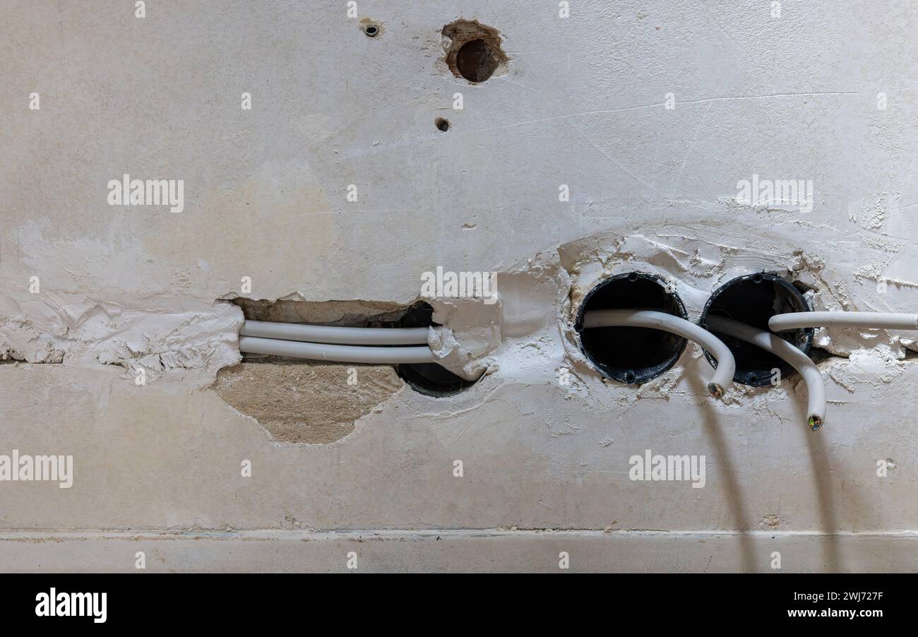 Electrical wiring in the old house flush-mounted Stock Photo - Alamy