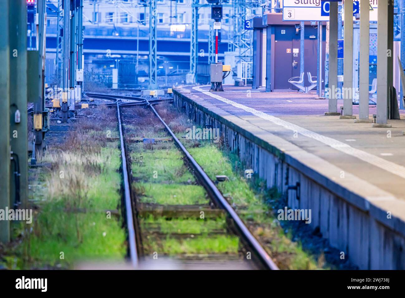 Hauptbahnhof Stuttgart, leerer Bahnsteig mit Signalanlage am Abend. // 11.02.2024: Stuttgart ...