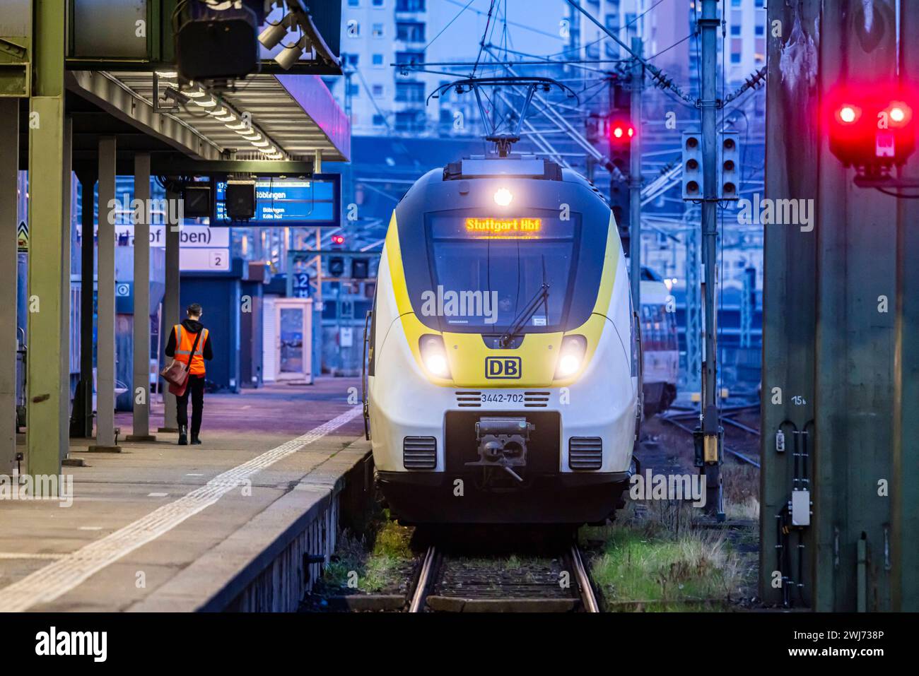Hauptbahnhof Stuttgart mit einfahrendem Regionalzug, Bahnsteig mit ...