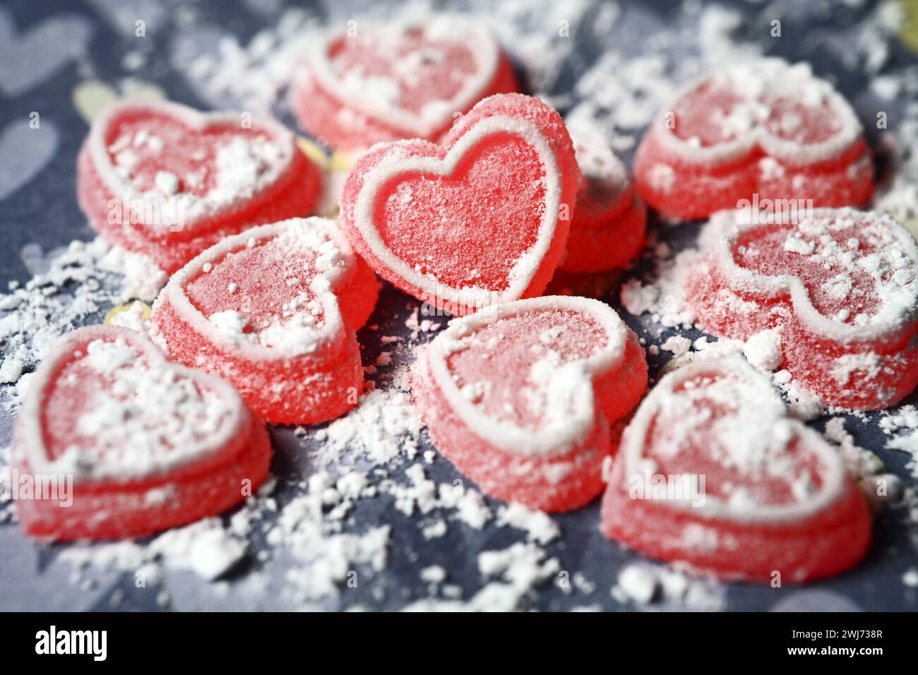 Rote Herz-Bonbons, Valentinstag, Liebe *** Red heart sweets, Valentines ...