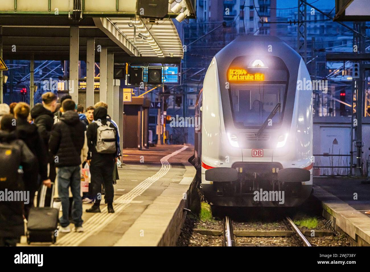 Hauptbahnhof Stuttgart mit einfahrendem InterCity IC, Bahnsteig mit ...