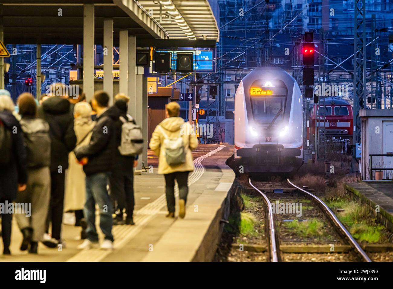 Hauptbahnhof Stuttgart mit einfahrendem InterCity IC, Bahnsteig mit ...