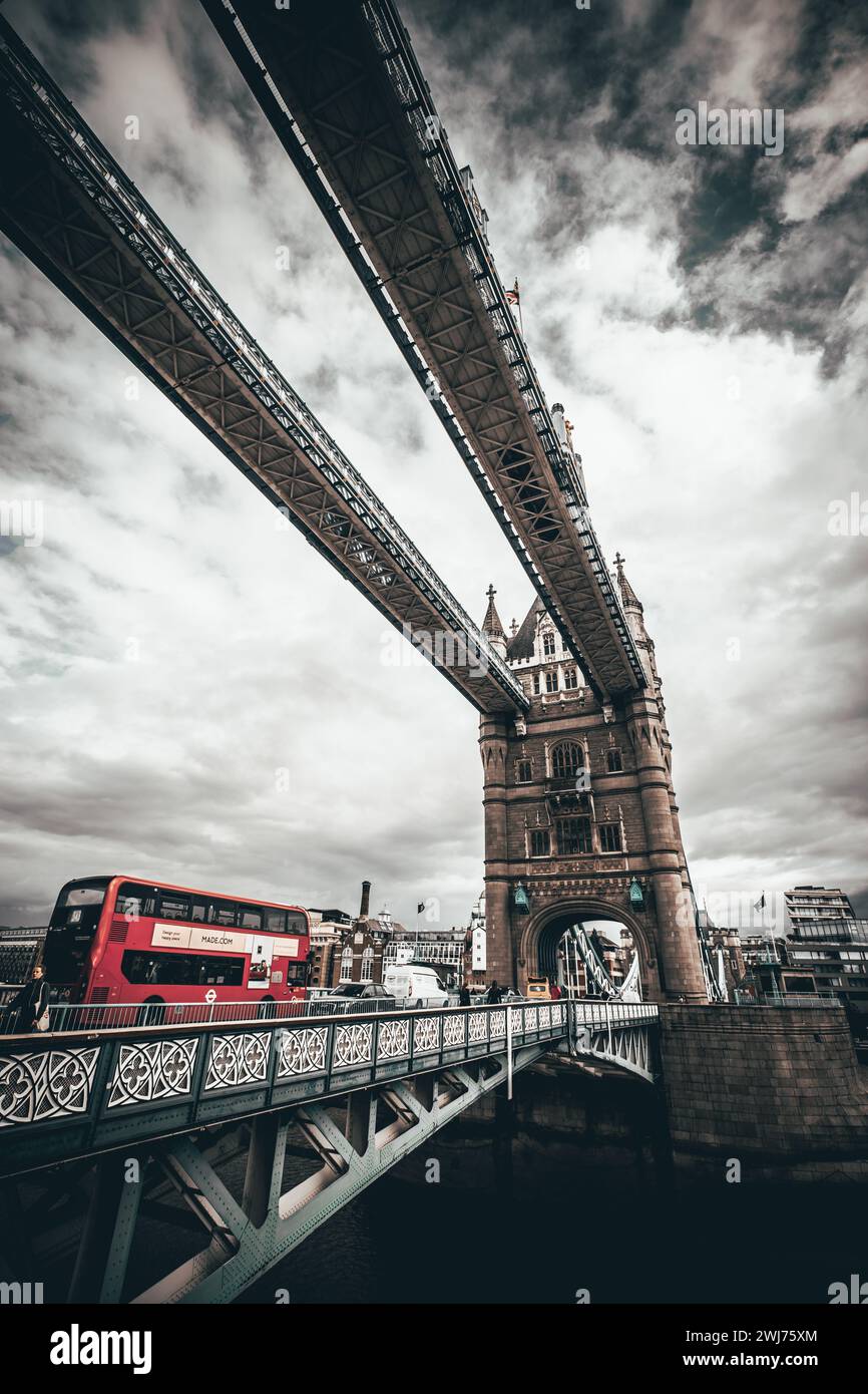 Tower bridge and double decker bus hi-res stock photography and images ...