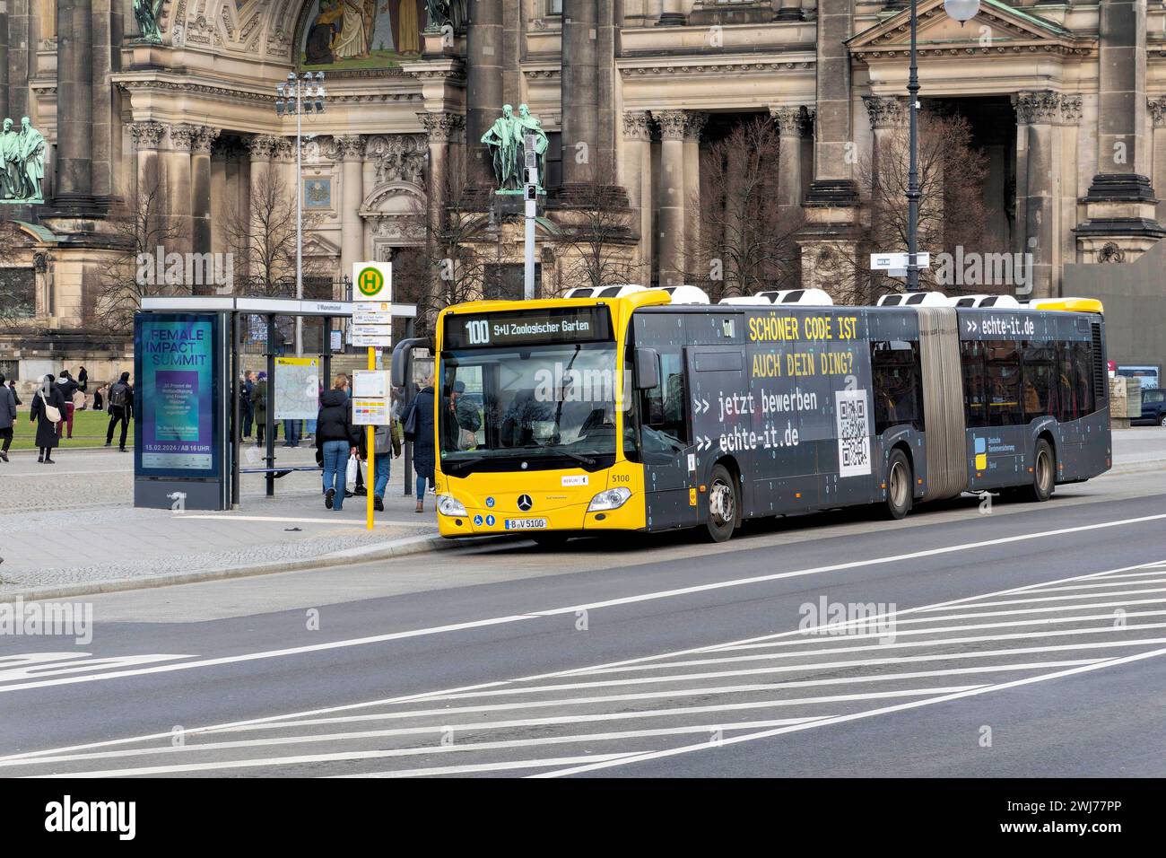 Berlin,13.02.2024,BVG Autobus 100 gesehen unter den Linden *** Berlin ...