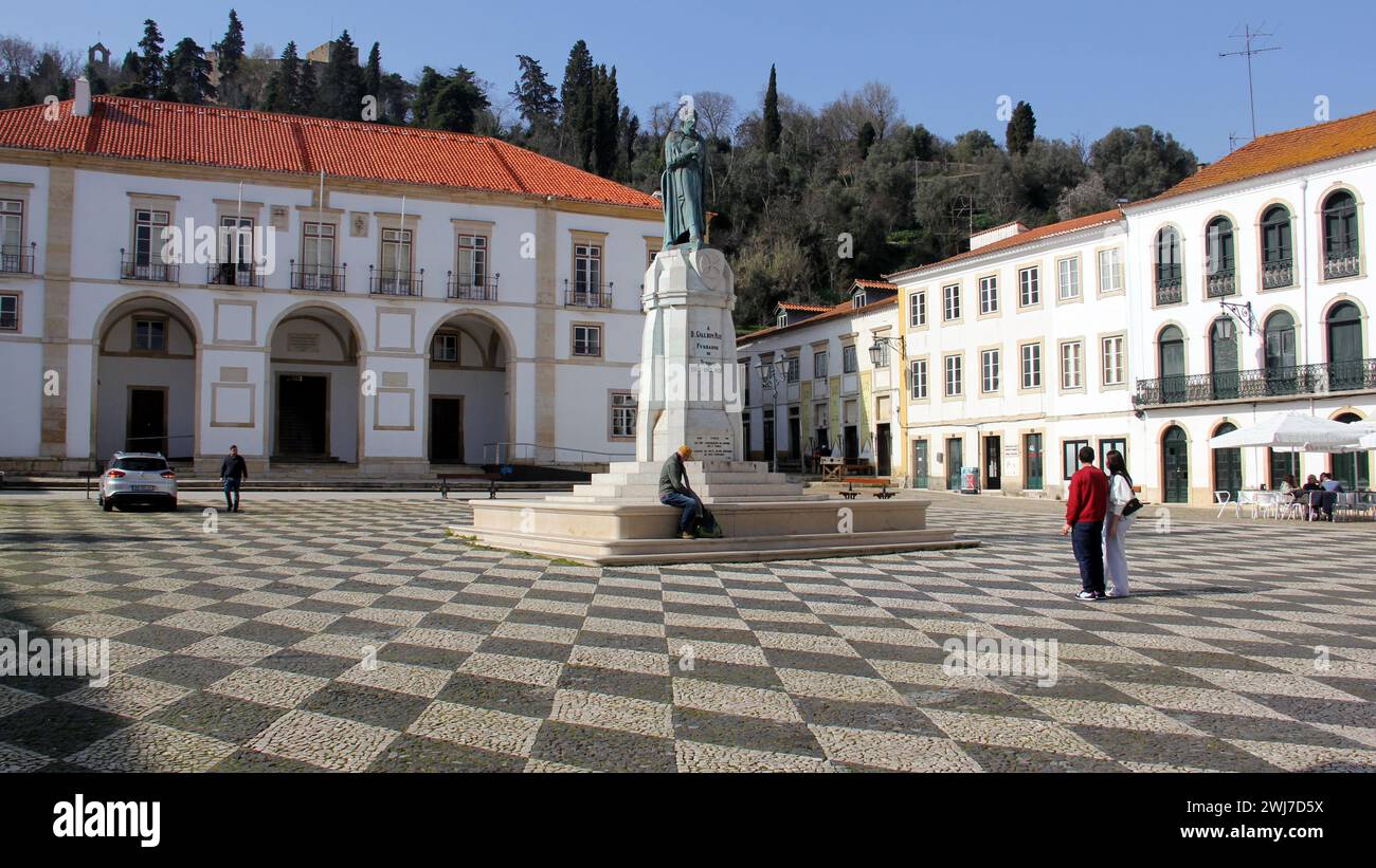 Republic Square, with the Town Hall building and Monument to Gualdim ...