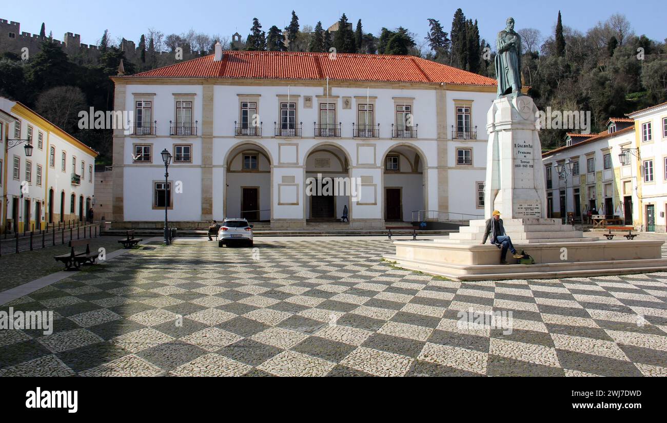 Republic Square, with the Town Hall building and Monument to Gualdim ...