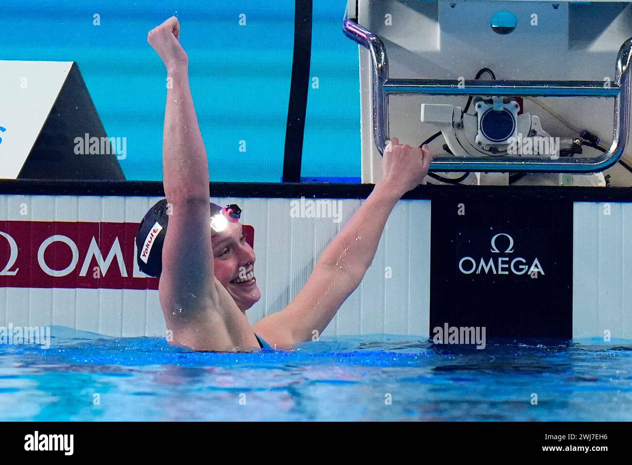 Claire Curzan of the United States celebrates after wining the gold ...