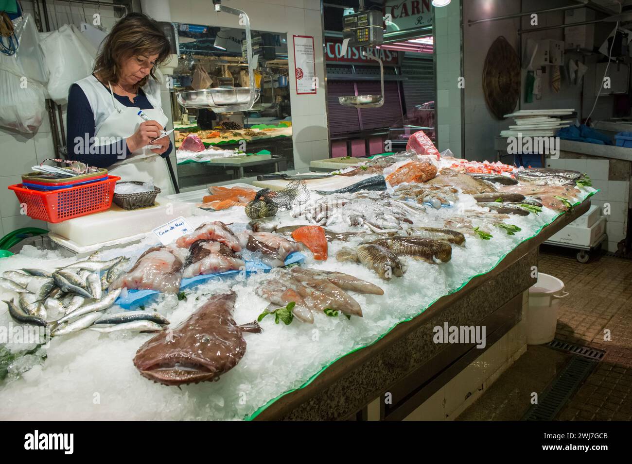 Fishmonger´s stall in the old Abaceria Central Market, Barcelona Stock ...