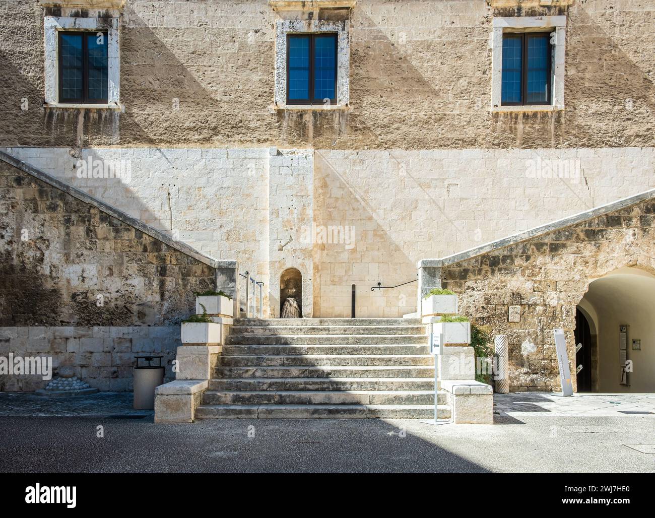 The courtyard of the Norman Swabian Castle ( Castello Normanno Svevo ...