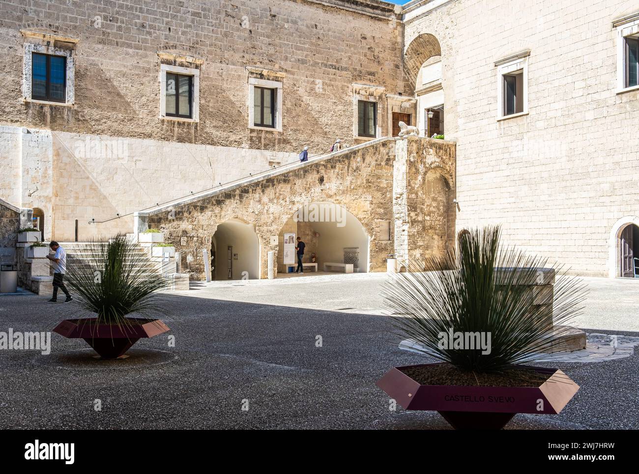 Medieval courtyard architecure hi-res stock photography and images - Alamy