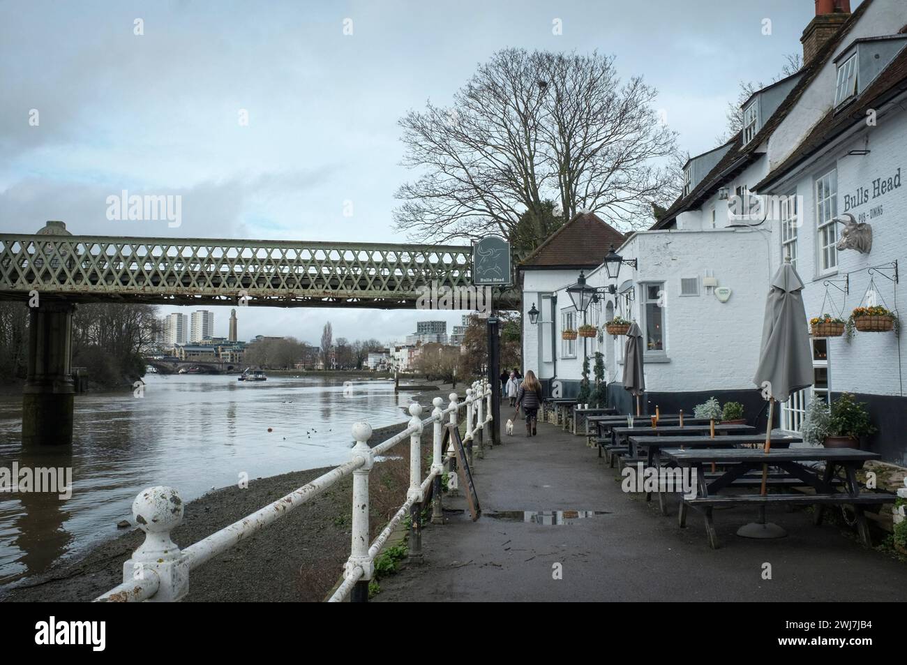 The Bulls Head Pub on the towpath along the River Thames new Kew Bridge ...